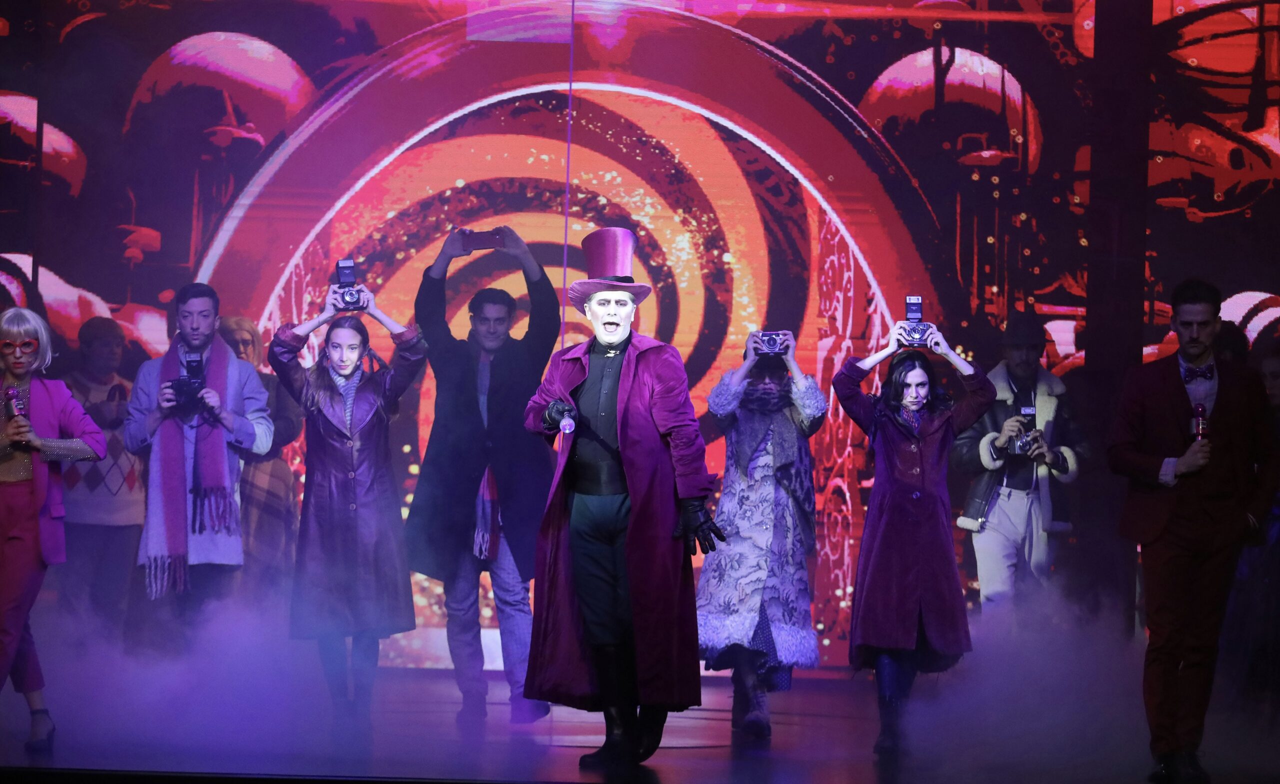 Λαμπερή βραδιά θεάτρου για το διεθνές musical «Ο ΤΣΑΡΛΙ ΚΑΙ ΤΟ ...